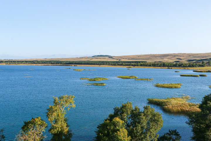 Lac Sevan, véritable mer intérieure | Sarah conte ses aventures | Blog ...
