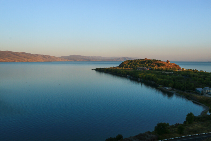 Lac Sevan, véritable mer intérieure | Sarah conte ses aventures | Blog ...