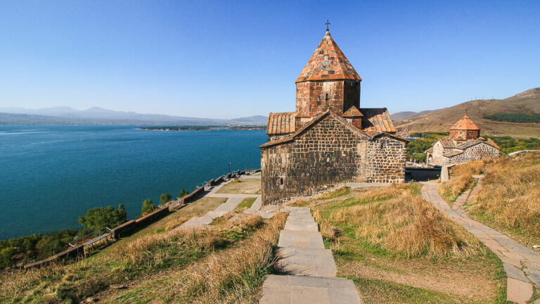 Lac Sevan, véritable mer intérieure | Sarah conte ses aventures | Blog ...